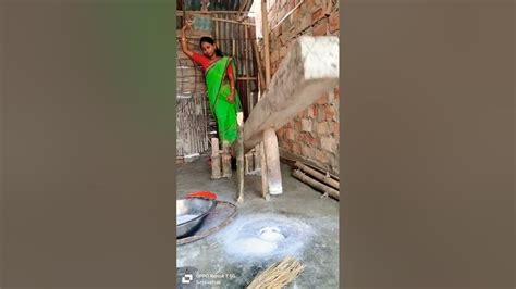 পিঠা খাই কোন কোনে ভাল পোৱা মোৰ কইনাই ঢেঁকী দি পিঠাগুৰি খুন্দিছে। Youtube