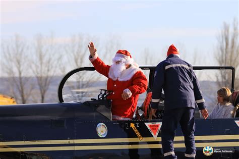 Дядо Коледа пристигна в 12 та авиационна база Снимки