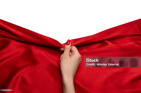 빨간 손톱을 가진 여자의 손이 빨간 실크 천을 찢으려고합니다 곡선에 대한 스톡 사진 및 기타 이미지 곡선 공단 기 Istock