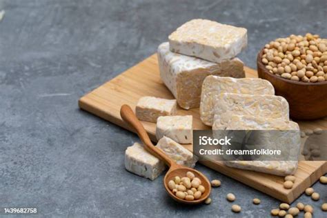 생 템페 또는 템페 인도네시아 전통 음식 회색 테이블 위에 발효 콩으로 만든 날것에 대한 스톡 사진 및 기타 이미지 날것