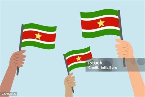 다양한 사람들이 수리남의 국기를 들고 손을 내밀고 있습니다 플랫 스타일의 수리남 깃발의 벡터 그림 개념에 대한 스톡 벡터 아트 및 기타 이미지 Istock