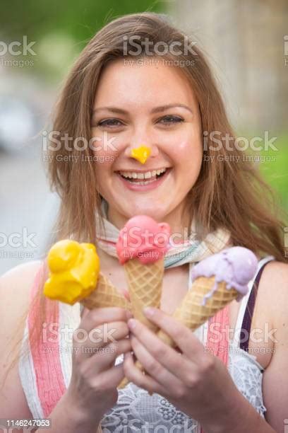 세 개의 아이스크림 콘과 미소를 들고 젊은 여자의 초상화 3가지 개체에 대한 스톡 사진 및 기타 이미지 3가지 개체 갈색 머리 귀여운 Istock