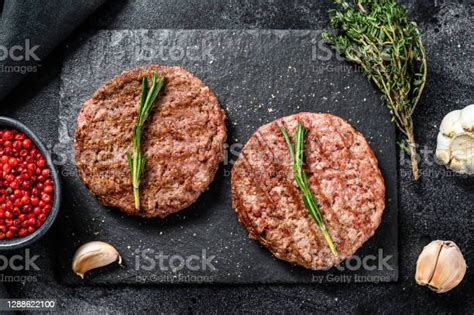 갈은 쇠고기 패티를 구이 바베큐 고기 검은 색 배경 위쪽 보기 바베큐그릴에 대한 스톡 사진 및 기타 이미지 바베큐그릴 팬