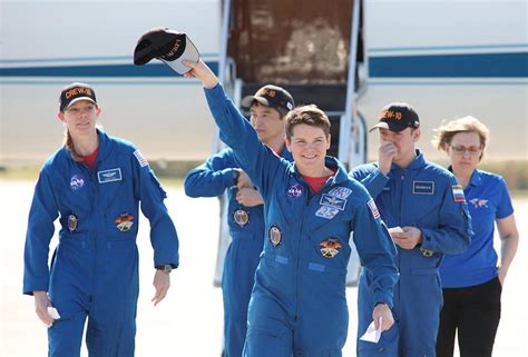 Cuatro astronautas inician su misión hacia la Estación Espacial