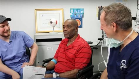 Influencer MrBeast donó 1 000 operaciones para recuperar la vista