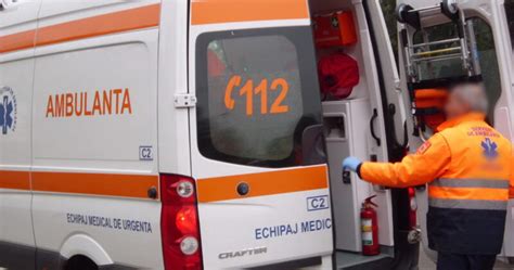 Fetiță de 7 ani izbită de mașina condusă de o femeie în timp ce încerca