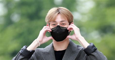 뱀뱀 귀여운 볼하트[★포토]