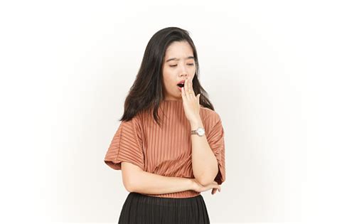 졸린 하품 의 아름다운 아시아 여자 고립 된 에 화이트 배경 아시아에 대한 스톡 사진 및 기타 이미지 아시아 여성 여자