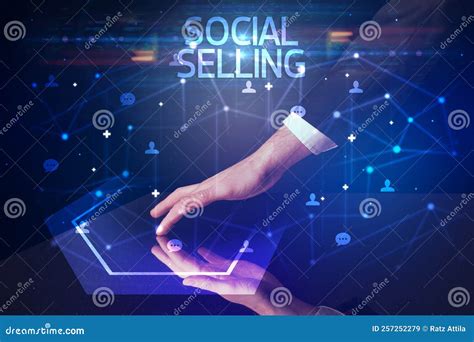 Navegar Por Las Redes Sociales Con Iconos Sociales Imagen De Archivo Imagen De Holograma