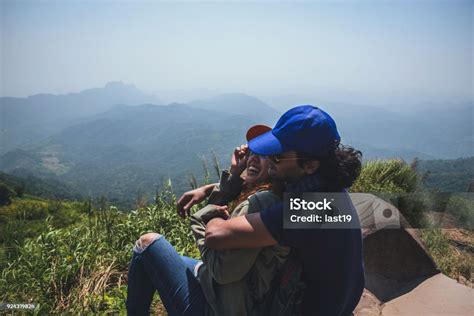 애 인 여자와 남자 아시아 여행 휴가에서 휴식 앉아서 시계는 마운틴에서 프리 산 공원 행복 태국에서 2명에 대한 스톡 사진 및 기타 이미지 Istock