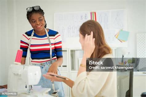 함께 일하는 여성 중소기업 중소기업 고객을위한 맞춤형 디자인 둘 다 훌륭한 디자이너로 활동했습니다 기술에 대한 스톡 사진 및 기타 이미지 Istock