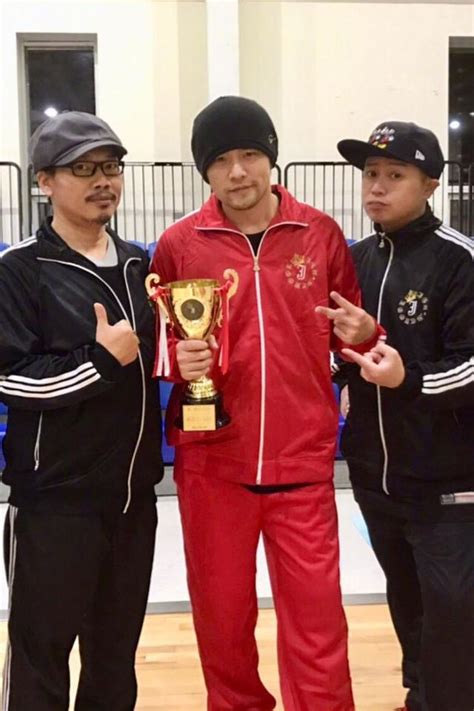 方文山晒与周杰伦合照说前几天给他庆生，没去夜店而是搞了运动会