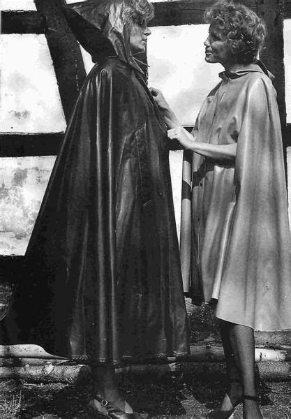 Épinglé Sur Raincapes Rainponchos
