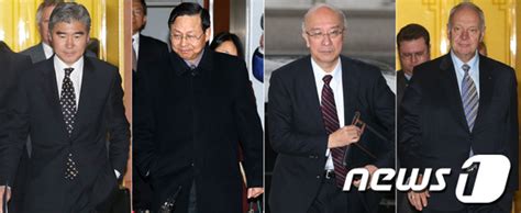 北 미사일 소식에 외교부 방문한 각국대사들 뉴스1
