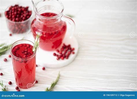 В стакане Lingonberry сок с медом Стоковое Фото изображение насчитывающей ñ‡ð°ñˆðºð° ðºoðºñ