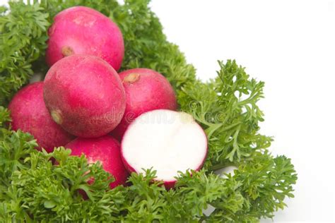 Красная редиска, петрушка и Peeler на деревянной разделочной доске ...