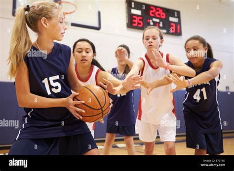Fille Qui Joue Au Basket Banque De Photographies Et Dimages à Haute