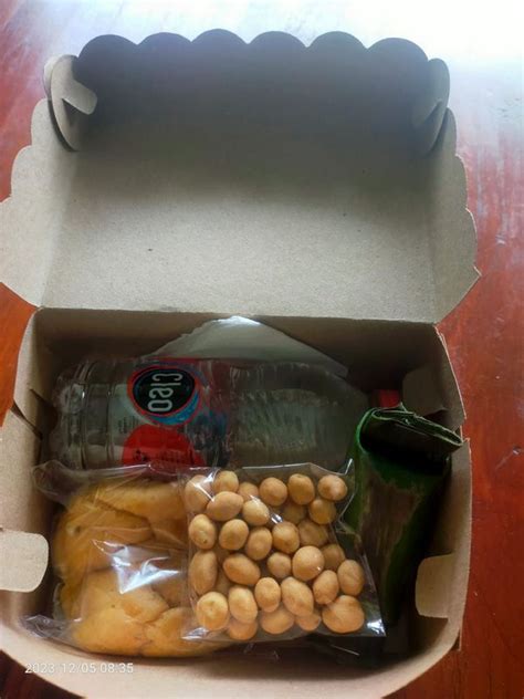 Snack Box Kue Basah Kue Kering Air Mineral Botol