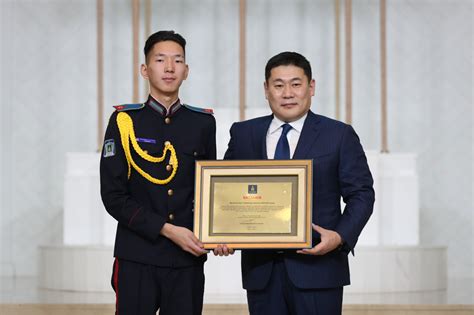 Ерөнхий сайд Л Оюун Эрдэнэ 2022 оны онцлох хүүхдүүдэд шагнал гардуулав Tsoh Mn