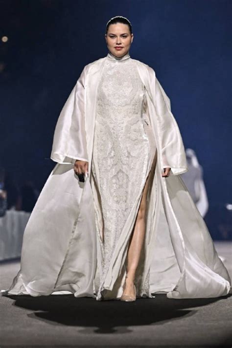 Adriana Lima très grassouillette se présente au défilé dans une robe