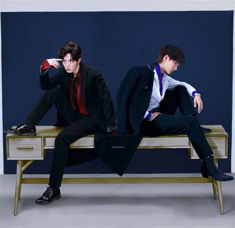 ปักพินโดย Momo ใน ポーズ参考写真 ในปี 2025 การสเก็ตภาพท่าทาง การถ่ายภาพ ท่าโพส