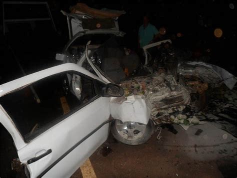 G1 Quatro jovens morrem após colisão entre carro e caminhão em