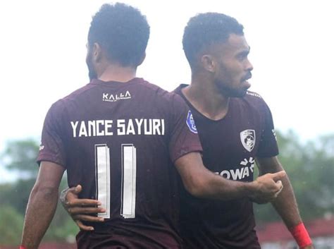 Yakob Dan Yance Sayuri Resmi Perpanjang Masa Baktinya Bersama PSM