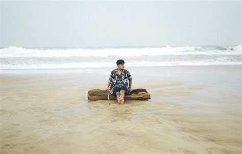 경치 경치가 좋은 고독 고요함 낮 레저 맨발 모래 모래 언덕 모험 목가적인 목재 통나무 밀물과 썰물 바다