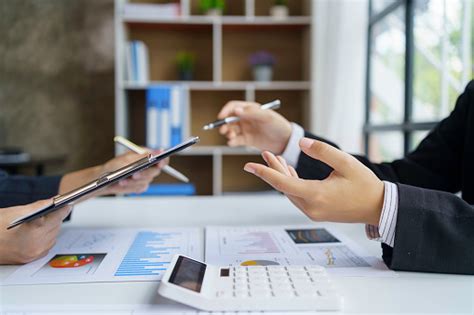 비즈니스 사람들 컨설팅 및 계획 작업 차트 성장 세부 사항을보고 새로운 프로젝트를 생각합니다 2명에 대한 스톡 사진 및 기타 이미지 Istock