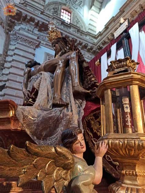 Entrega Del Codal De Nuestra Señora De Las Angustias Al Donante De