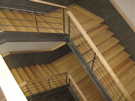 Escalier métallique intérieur main courante et marches bois garde