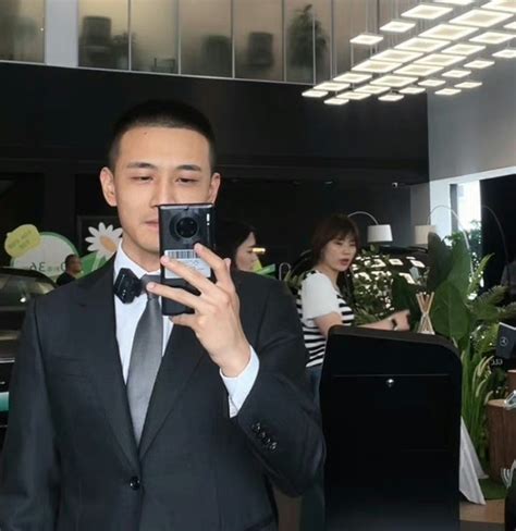 男神传送门 On Twitter 圆寸绝了啊，好帅。谁知道他是谁？知道的请开门。 （有需要补剂、伟哥、r的也可以私信联系）