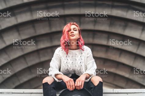 도시 장소에서 포즈를 취하는 빨간 머리와 모자를 가진 예쁜 소녀 거리에 대한 스톡 사진 및 기타 이미지 거리 귀여운 도시 Istock