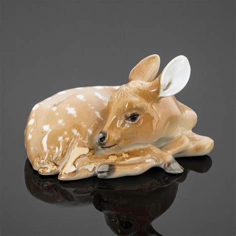 Статуэтка Олененок лежащий автор П П Веселов фарфор роспись Ленинградский фарфоровый