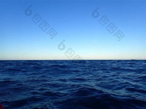 海洋中的蓝色波浪清晰的波浪和太阳光图片 包图网企业站