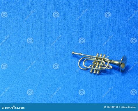 Primer De Una Trompeta Miniatura En Fondo Azul Foto De Archivo Imagen