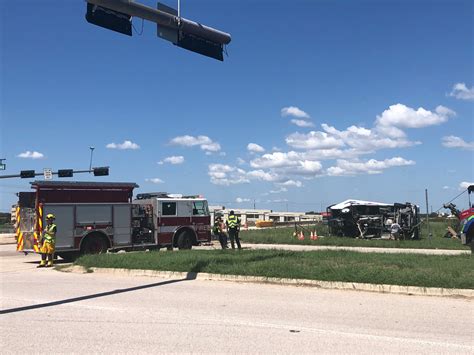 Leander Isd Bus Fedex Delivery Truck Involved In Crash Kxan Austin