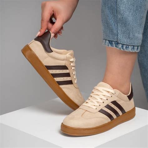 کفش و کتانی زنانه و دخترانه مدل آدیداس Adidas رنگ کرم قهوه ای کد D101