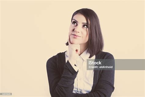 사고 여자 입석 카메라를 향해 미소 짓는 생각에 잠긴 Contemplating 루킹 바라요 Inspiration 2015년에