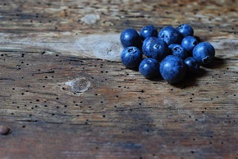 오래된 나무 배경에 고립되고 잘 익은 블루 베리의 클로즈업 탑 뷰 건강하고 자연적인 음식 0명에 대한 스톡 사진 및 기타 이미지 0명 건강한 생활방식 건강한 식생활
