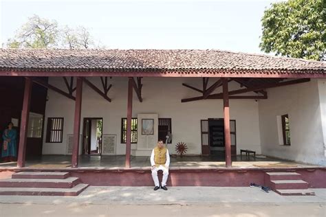 सीएम धामी ने अहमदाबाद में राष्ट्रपिता महात्मा गांधी जी को श्रद्धांजलि