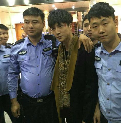 10位明星與警察合影個個像被抓似的，黃渤站c位，唯獨他最得意 每日頭條