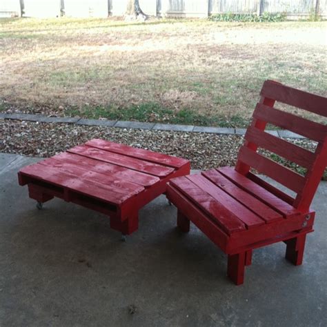 We Made Our First Pallet Table And Chair Pallet Decor Pallet