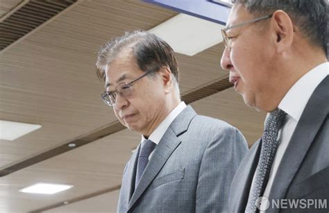 법정 향하는 서훈 전 국가안보실장
