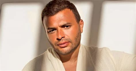 رامي صبري يطل على الجمهور من داخل الجيم أثناء ممارسته الرياضة