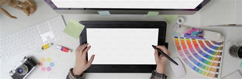 여성 그래픽 디자이너가 모형 그래픽 태블릿 컴퓨터 및 디자이너 용품을 흰색 테이블에 그리는 오버헤드 샷 사진 Unsplash의 태국 이미지