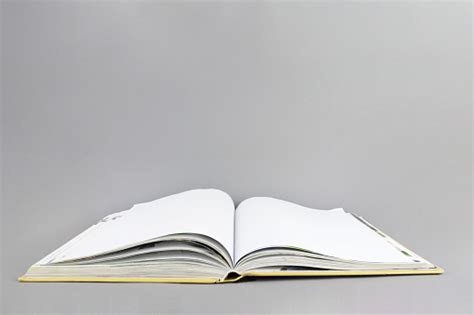 회색 배경에 책을 엽니 다 노하우와 교육 개념 공간을 복사합니다 쓰기에 대한 스톡 사진 및 기타 이미지 쓰기 어두운 색