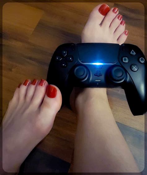 Feet Or Ps5 Can Only Have One Rfootsniffing