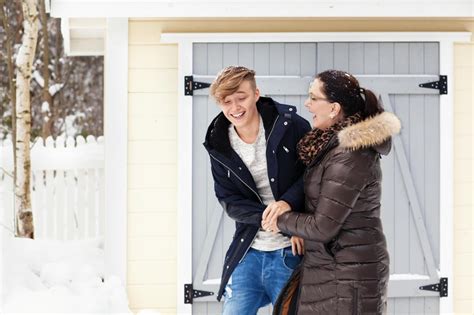 Isac Elliotin Lena Mummu Joskus Ryöstän Ikken Puhelimen Ja Piilotan