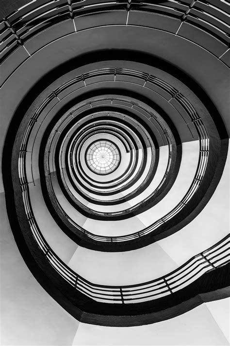 가벼운 건물 건축 건축 설계 건축 특징 건축물 계단 계단 통 관념적인 그림자 기하학적 기하학적 모양 기하학적 패턴 나선 나선형 나선형 계단 난간